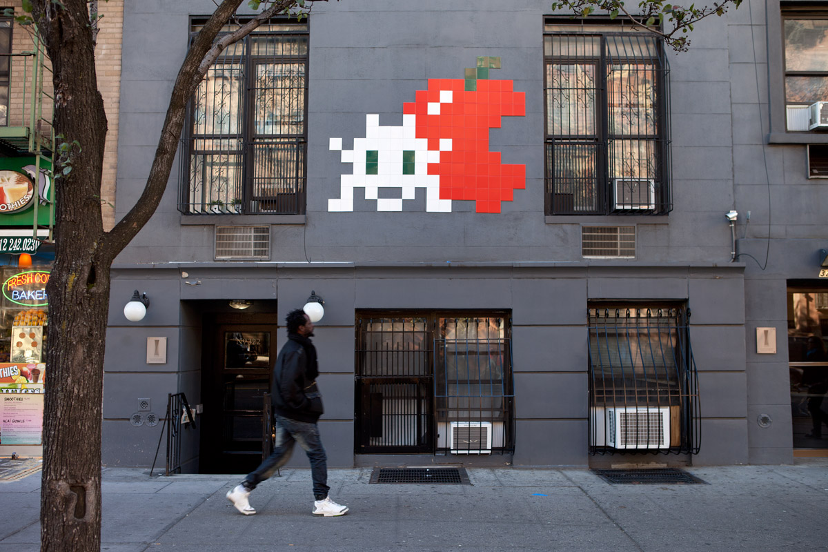 Le streetart en mosaïques avec le français Invader - Street and Style